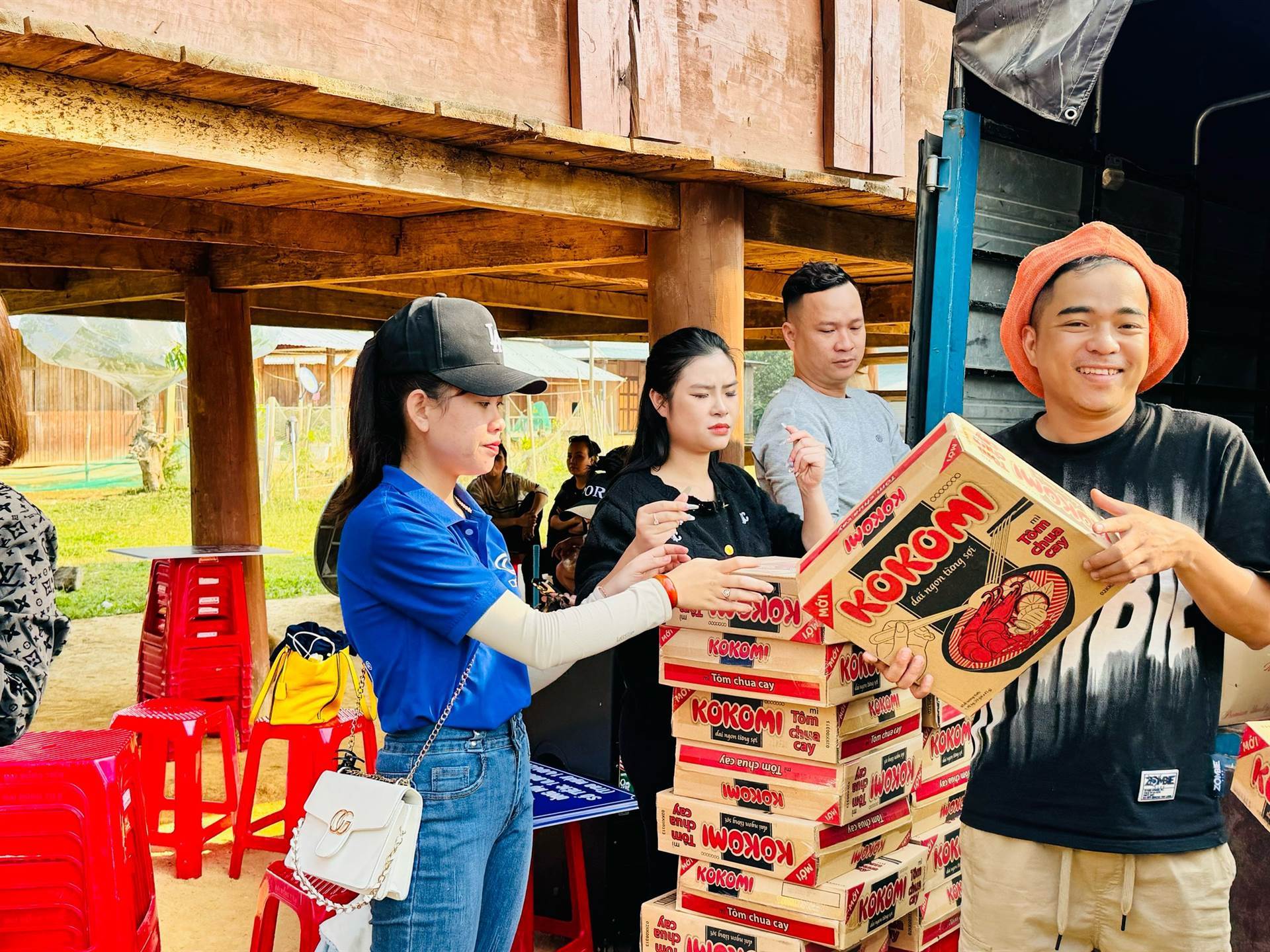 "Bữa ăn Có Thịt" Cho Trẻ Em Và Người Dân Vùng Cao Cùng OSUNO Tại Axan ...